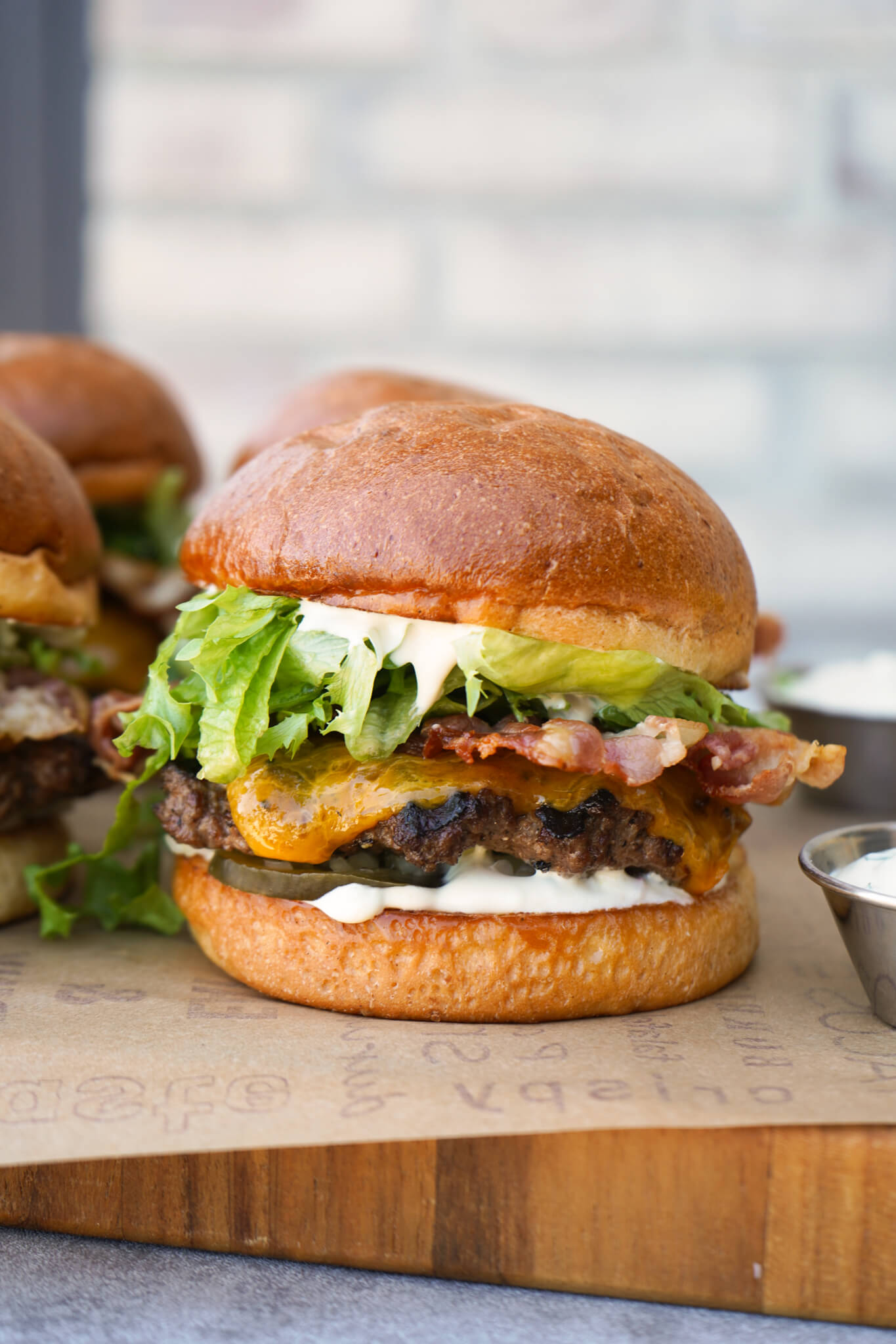 Bearnaiseburger med bacon og ost | One Kitchen - A Thousand Ideas