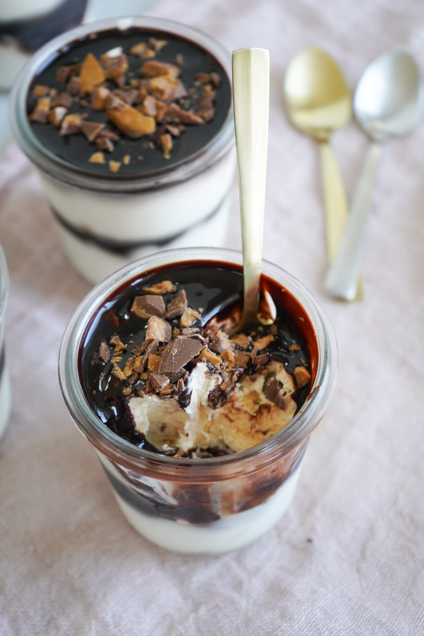 Isdessert i glas - Daimis med chokoladesauce - onekitchenblog