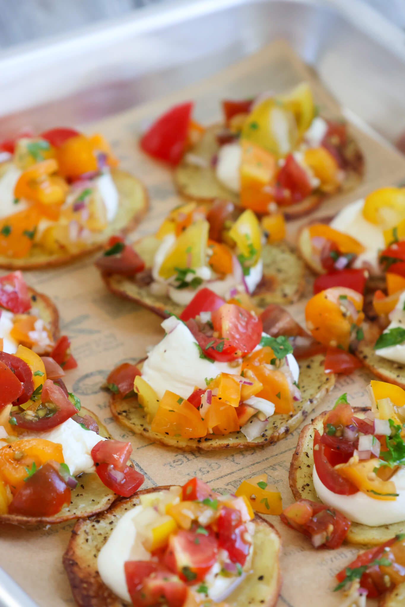 Bagte kartoffelskiver med fetacreme og tomatsalat – sommer snack