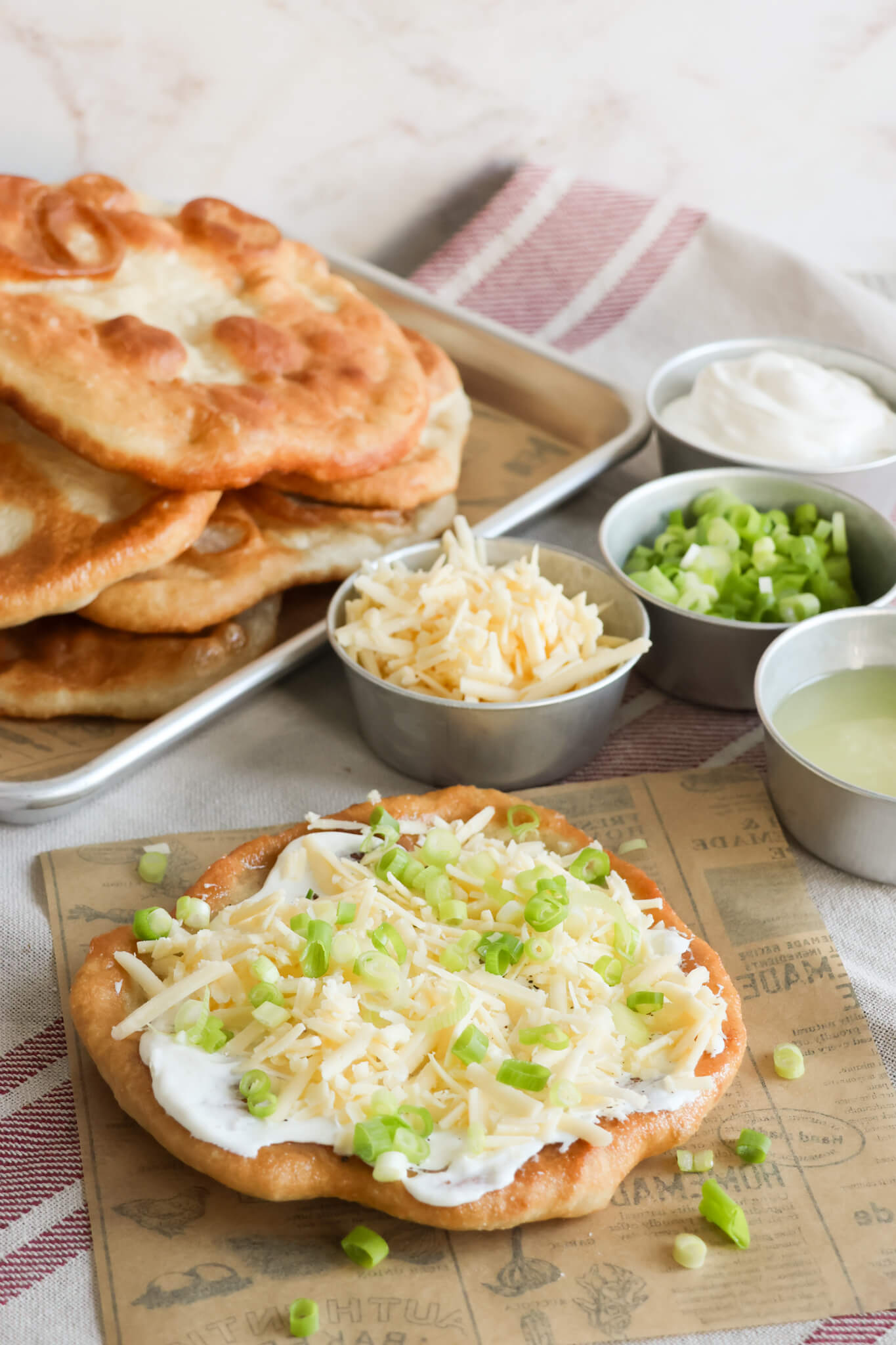 Langos - hjemmelavede langos med creme fraiche og ost